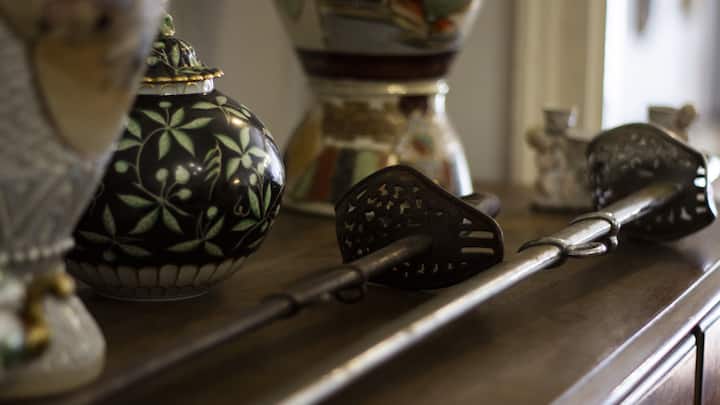 Traditional Apart Facing The Parliament - Budapest