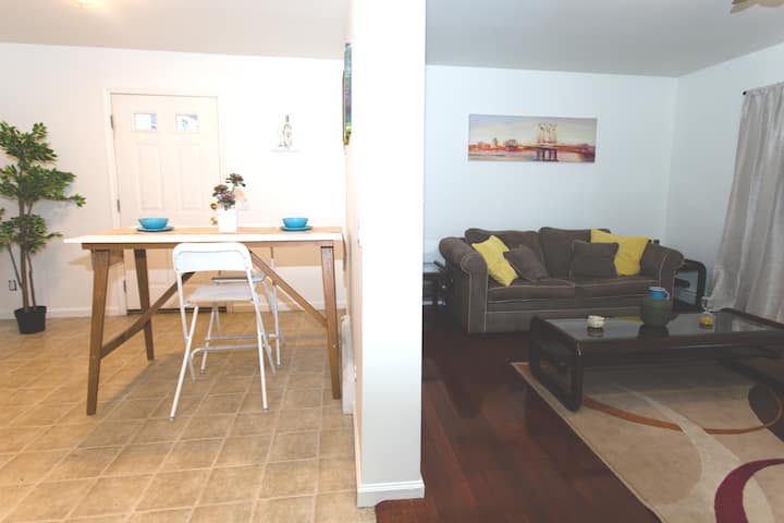 Rare Townhouse. 11min Walk  Downtown-  Parking! - Cranston, RI