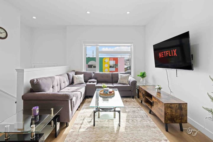 •Modern Family King Bed Suite Near Roger Center• - Edmonton, Canada