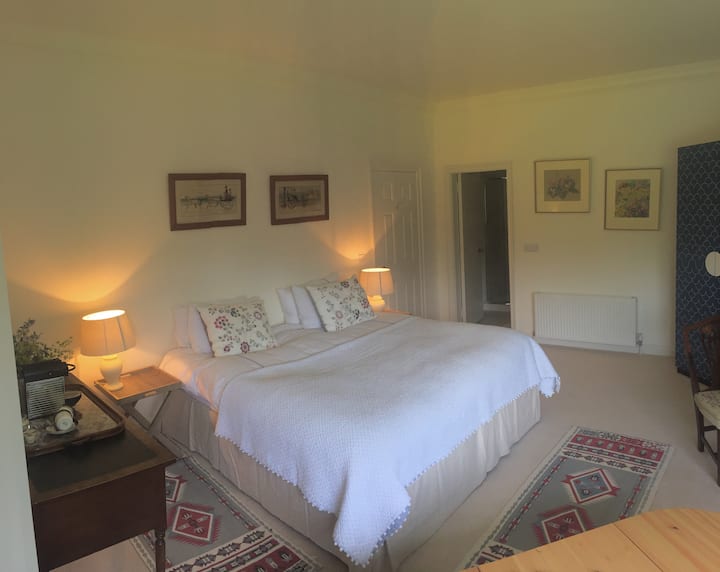 (Bedroom 1) Spacious B&b In Mount Usher Gardens - Wicklow