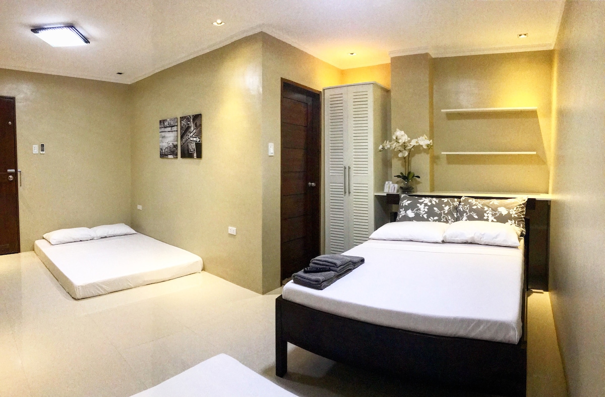 Rold&Roub Studio1 Family Room White Beach, PG - Guest suites for Rent ...