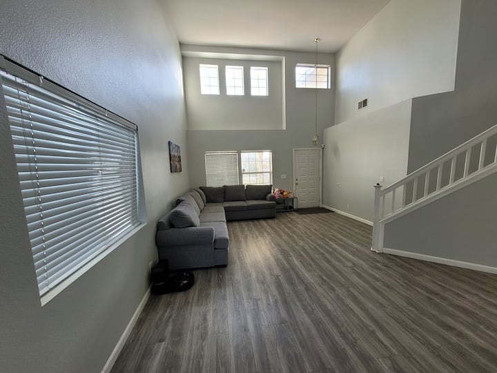 Room 2 For Rent In Lancaster - Lancaster, CA