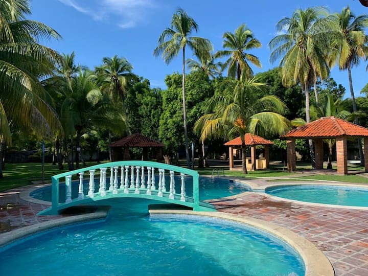 Hot Beach Pool Ranch - La Libertad, España