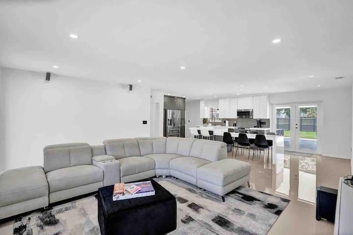 Modern Miami Home/ Walk To Stadium 4/2 House - Miramar, FL