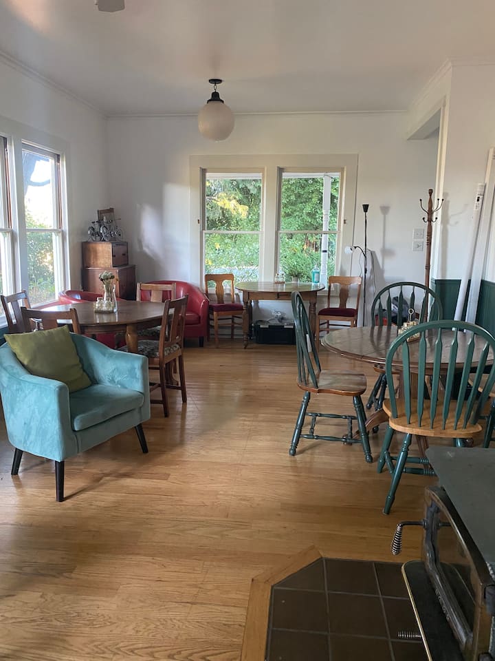 Botanical Room- Peaceful & Clean With Lots To Do! - Monmouth, OR