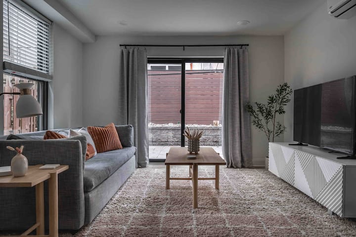 Modern & Dreamy Downtown Apartment + Back Patio - Philadelphia Airport (PHL)