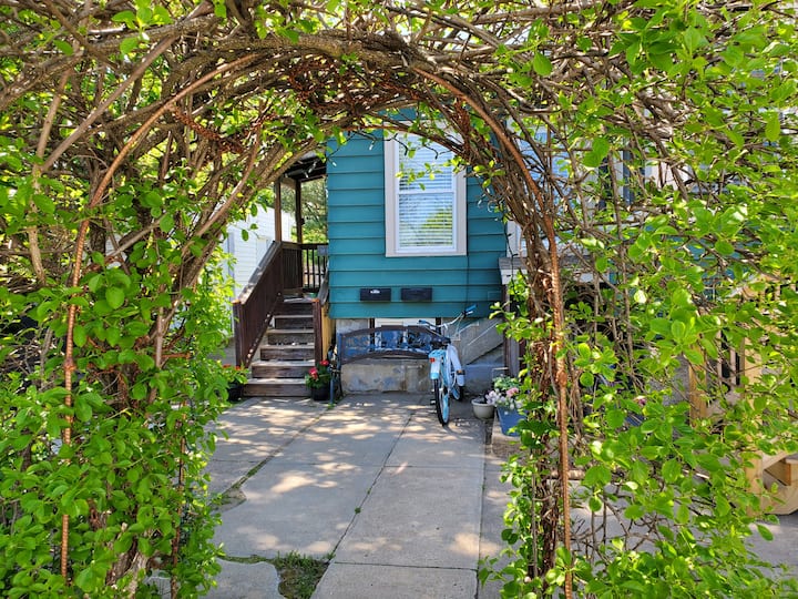 “Trifecta Bungalow,” Near Downtown, Sleeps 6 - Saratoga Springs, NY