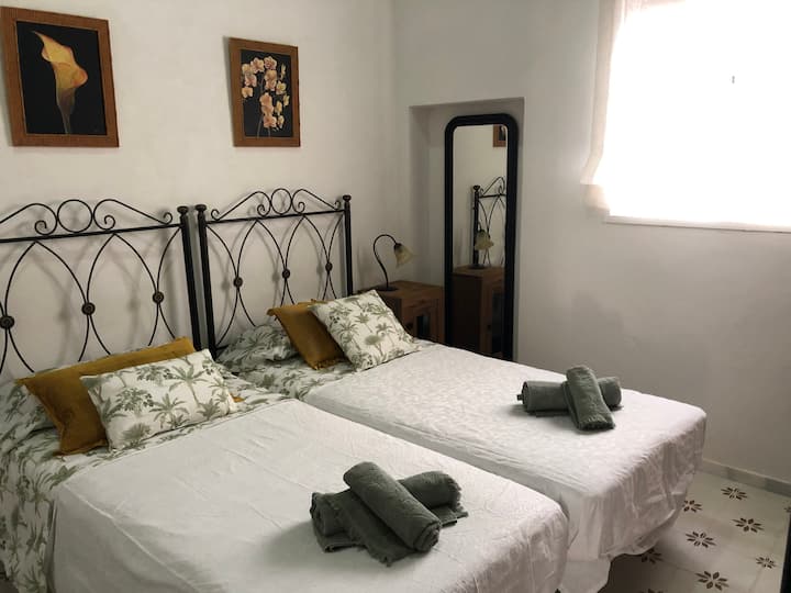 Gran Casa Con Balcón  En Centro Histórico - Rota