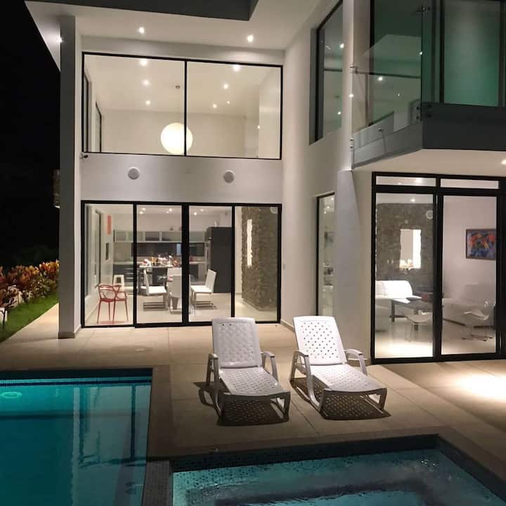 Hermosa Casa Para Vacacionar En Casa Blanca - Atacames Cantón