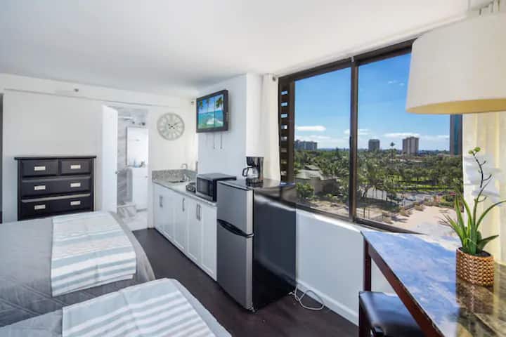 Sleek Renovation Studio With 2 Beds - Honolulu