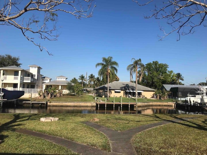 Waters Edge Canal Home Minutes From Dt Fort Myers - North Fort Myers, FL