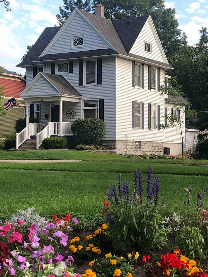 Beautiful 4 Bedroom Home In Downtown Grand Haven - Grand Haven, MI