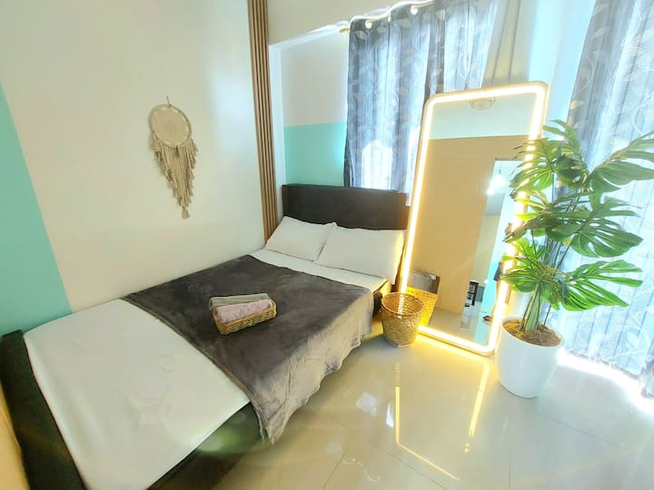Backpackers Hub Green: Netflix, Ps4 & Staycation - Quezon City