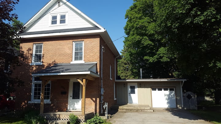Spacious 3-bedroom Owen Sound Home Away From Home - Ontario