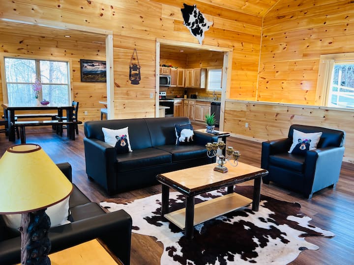 Newly-built Cabin; 3 Minutes Away From Pf Parkway - Pigeon Forge, TN