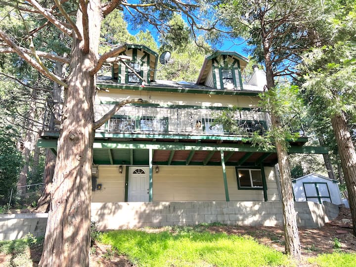 Cheerful 3-bedroom Cabin With Indoor Fireplace - Crestline, CA