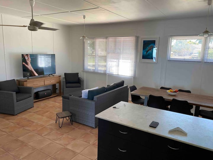 Villa Manakoora - Relaxing 3 Bedroom Holiday Home - Exmouth