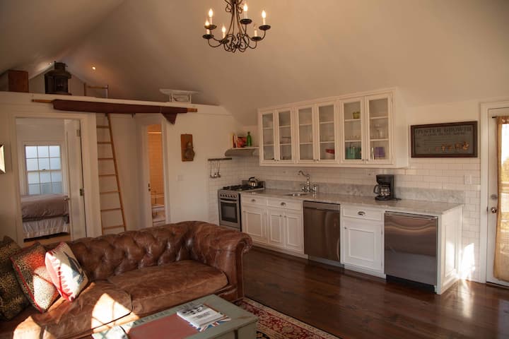 Captain's Cottage On Working Farm With Animals - Huntington, NY