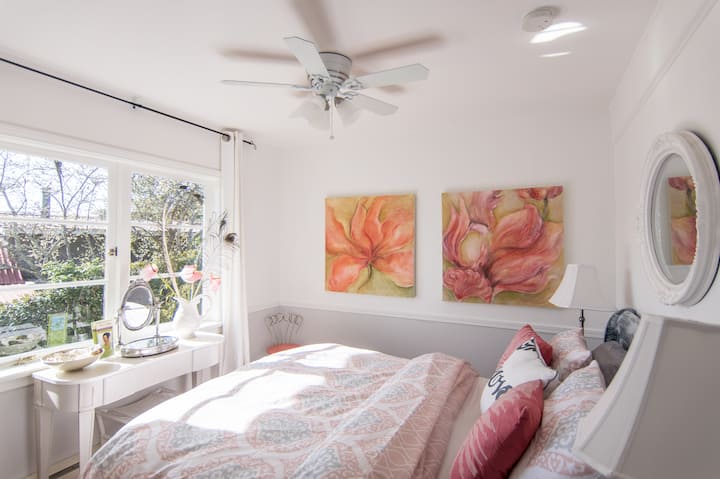 Apple Blossom Room, Bayview Cottage/vesuvius Beach - Salt Spring Island