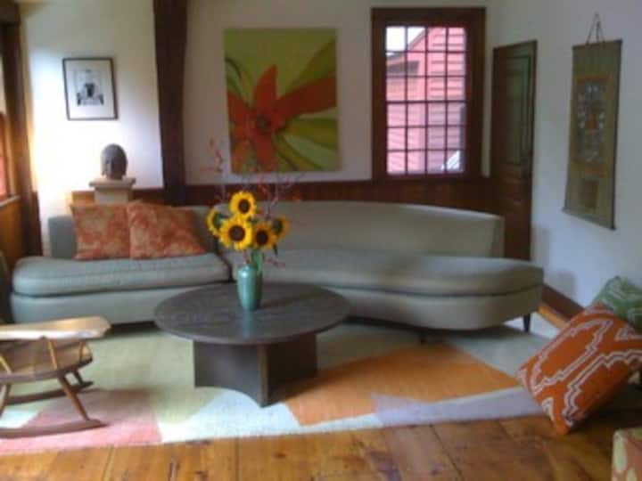 Beautiful Shoreline Estate: Special Fall Discounts - Madison, CT