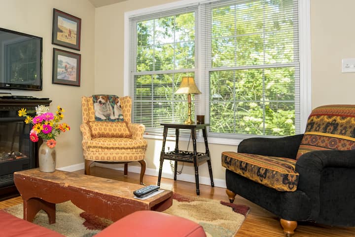 Charming Cottage In Country Setting - Lexington, KY