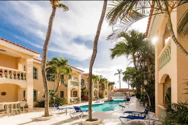 Amazing Main Floor Home Away From Home - Aruba
