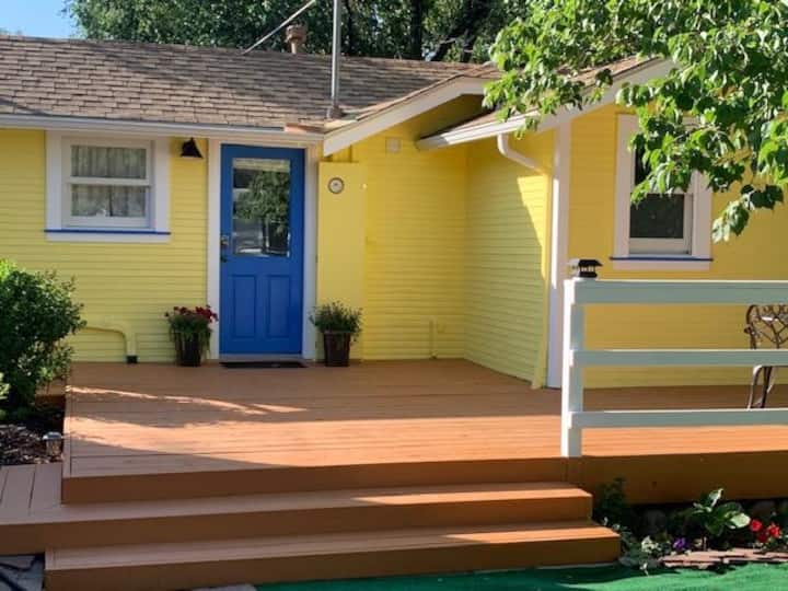 The Cozy Yellow Cottage - Colorado Springs, CO