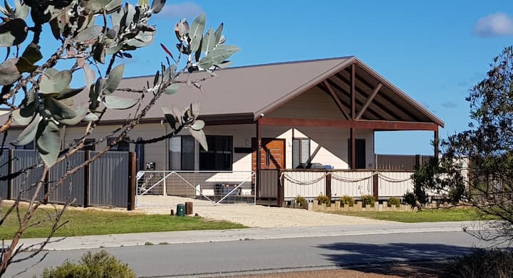 South Winds Large Modern Family Home Close To Town - Bremer Bay