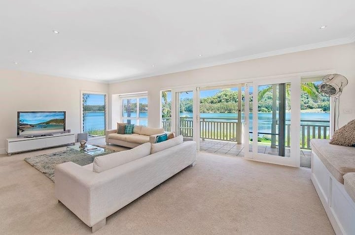 Lakefront Executive Escape In Narrabeen, Australia - Narrabeen