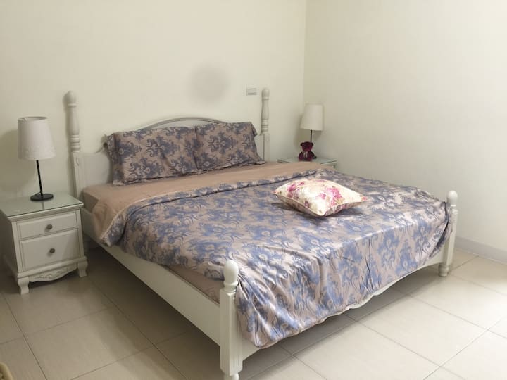 公主房(3f-b) 新建四樓電梯的三樓公主風房間有12坪queen B乾濕分浴室明亮靜獨立浴室禁菸! - 善化區