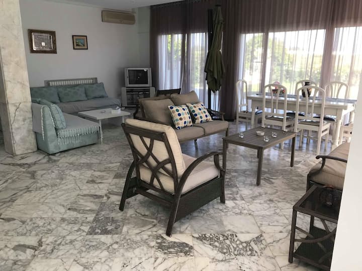 Villa De Charme Pieds Dans L'eau Avec Jardin - Hammamet