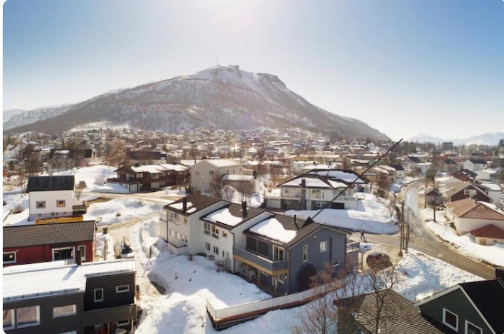 Cozy Central House With 4 Bedrooms And 2 Bathrooms - Tromsø