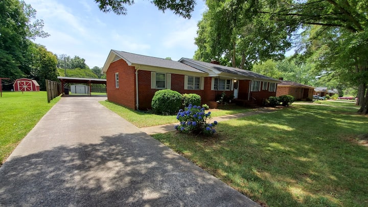 Modern Remodel- Centrally Located Charlotte Home - Charlotte, NC