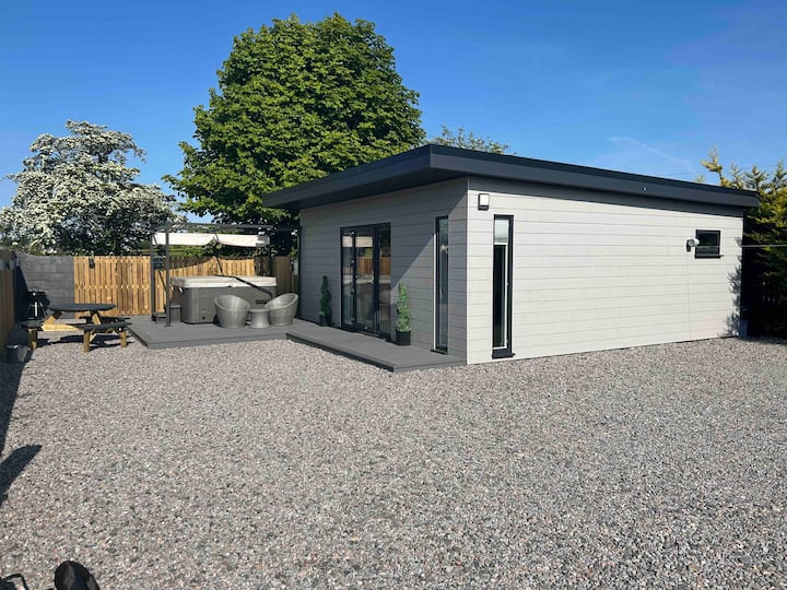 Rural 2 Bed Cabin/ Lodge With Hot Tub - Beauly