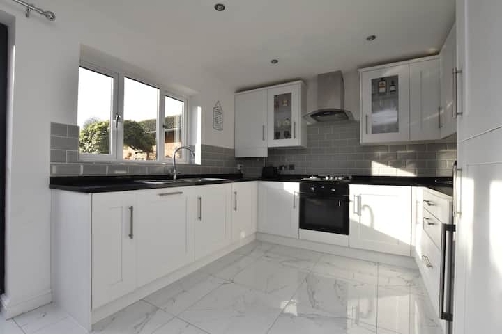 Detached House Two Minute From Races. 4.9% Rating - Tewkesbury