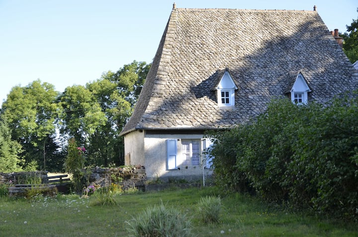 Jolie Maison De Vacances Entière , Extérieur Boisé - Cantal