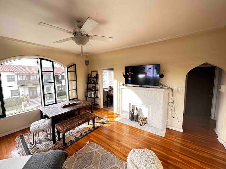 Bright Spacious Apartment - West Hollywood, CA