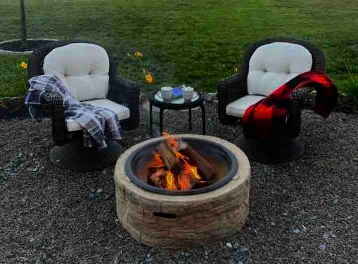 The Enchanted Hideaway: Cozy Firepit & King Bed - Denver, PA