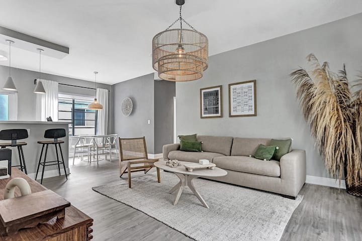 Mayan Suite | Resort & Parking Passes Available - Miami Beach, FL