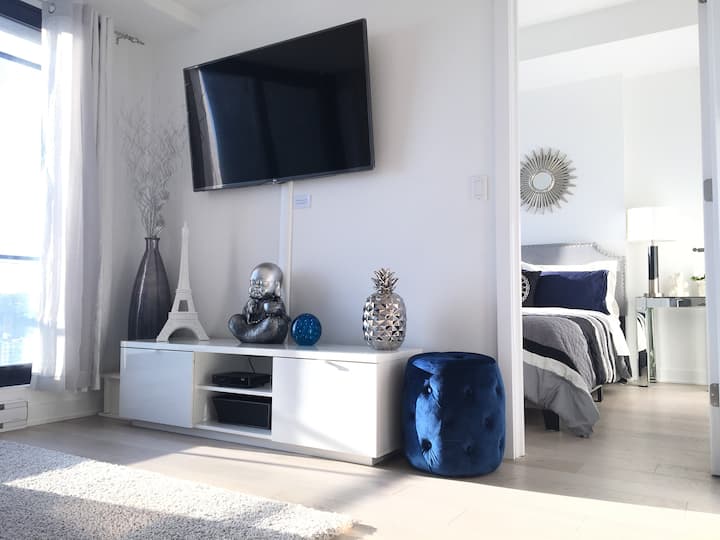 Luxurious Bell Centre Condo - Downtown Montreal - Lasalle