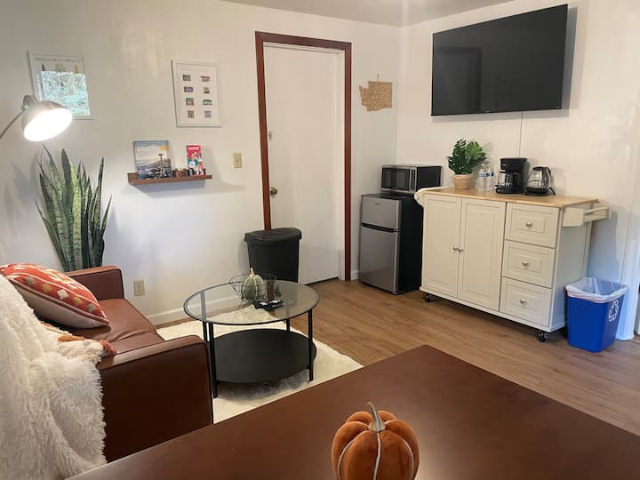 Peaceful 1 Bedroom Facing Forested Green Backyard - Seattle, WA