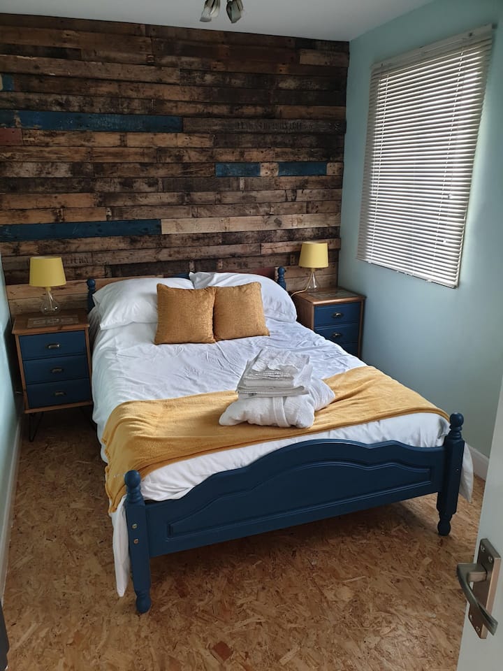 Two Bed Bungalow With Sea Peeps, Wi-fi, - Paignton