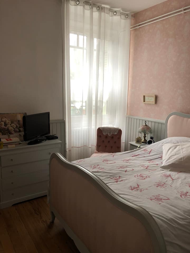 Calme Mais Central. Immeuble Familial Et Classé - 포