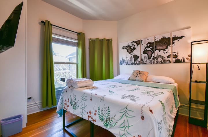 Room#2 Seattle Spruce Street Bnb - Seattle, WA