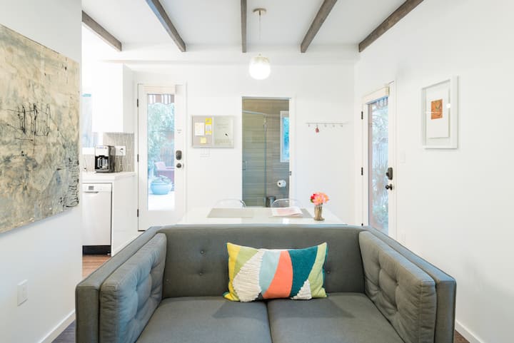 Relax In Your Private Patio At Charming Garden Casita - Beverly Hills, CA