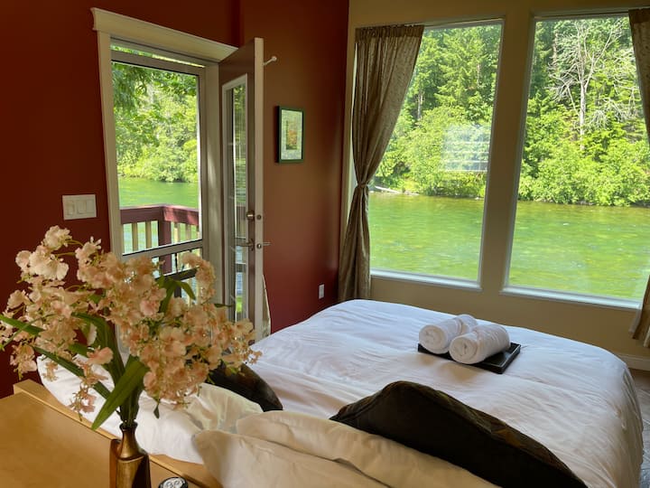 Riverfront Retreat:salmon-spotting From Your Couch - Quadra Island