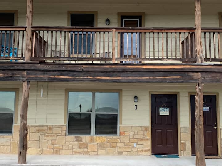 Cute Condo With Lake View - Three Rivers, TX