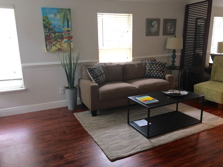 Charming Sun Room Bungalow - Fort Myers