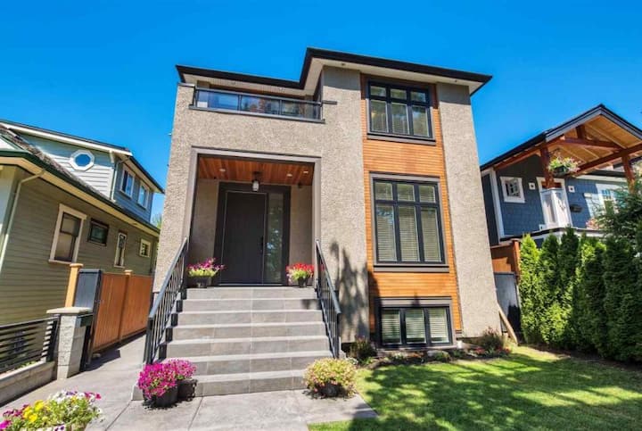 Cozy And Clean City-centre Two Bedroom Suite - Vancouver