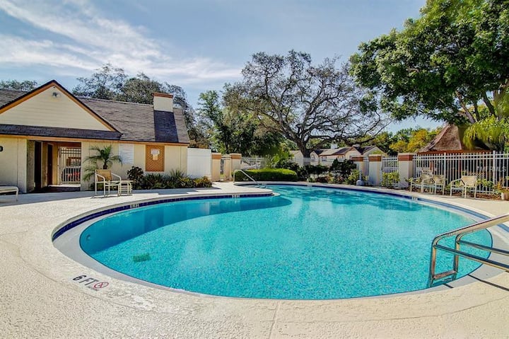 Modern, Spacious Clearwater Townhome - Safety Harbor, FL